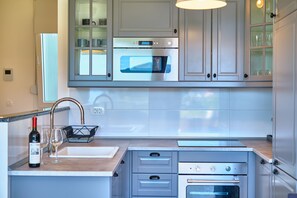 Apartamento superluxo | Cozinha privada | Geladeira, micro-ondas, fogão, lava-louças