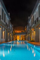 Quarto superior, vista para a piscina | Frigobar, cofres nos quartos, escrivaninha