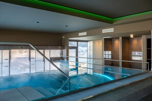 Piscina interna, 2 piscinas externas, espreguiçadeiras