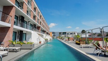 Piscina exterior, espreguiçadeiras