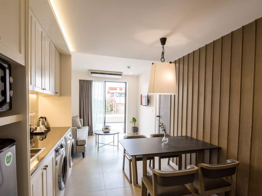 One Bedroom Suite Pool Facing | Sala de estar | Televisor LCD de 32 polegadas com canais via satélite, televisor