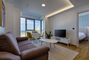 Quarto premium, 1 quarto, cozinha, vista para o mar | Cofres nos quartos, ferros/tábuas de passar roupa, berços grátis