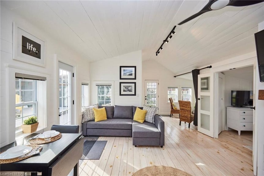 The Cambridge Cove- 7 Minute Walk To Beach! Hot Tub & Outdoor Gas Fire Pit - Lake Erie, PA