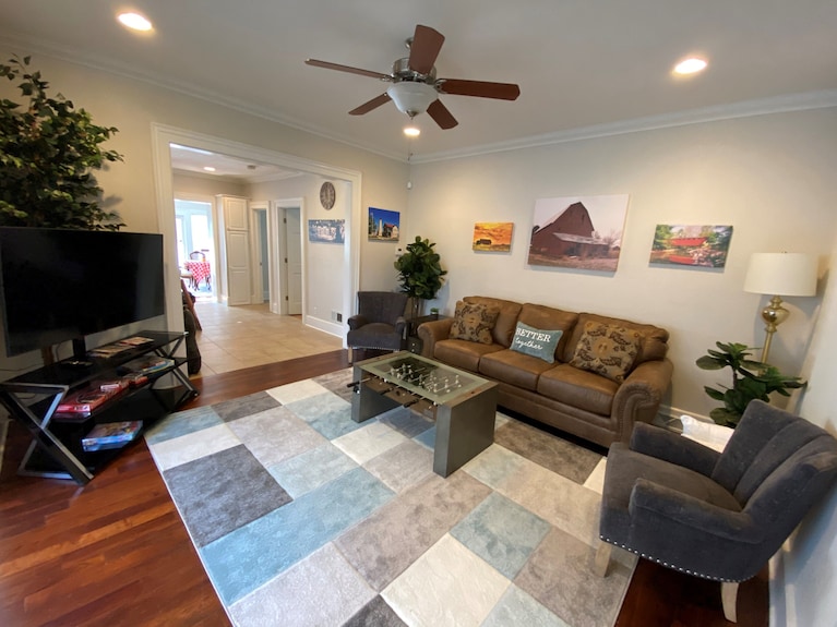 New! Historic! Pro Cleaned, Self Check In Sleeps 16 - 拉辛