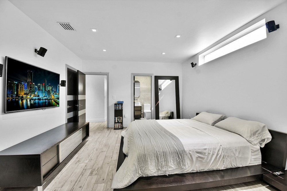 Stylish 3-bedroom Miami Retreat Prime Location Modern Amenities - Coral Gables, FL