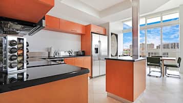 Um frigorífico, um micro-ondas, uma placa de cozinha