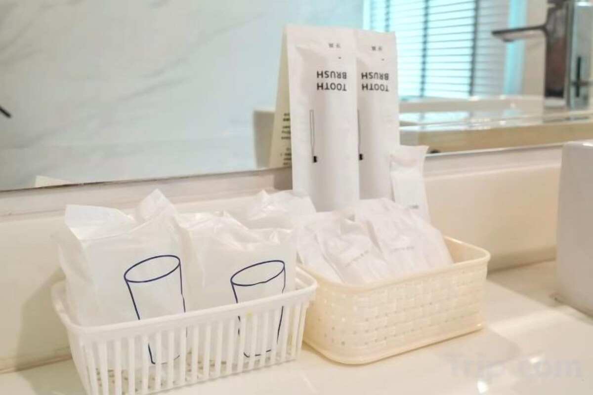 Chuveiro, produtos de toalete grátis, secador de cabelo, chinelos