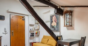 Condo | Sala de estar | TV de tela plana 24 polegadas com canais digitais, TV