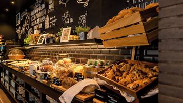 Café da manhã com buffet todos os dias (EUR 16.90 por pessoa)