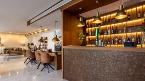 2 bares/lounges 
