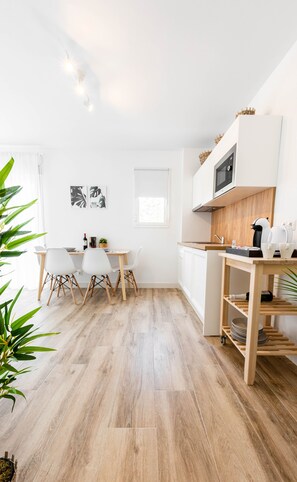 Apartamento Standard | Cozinha privada | Minifrigorífico, um micro-ondas, uma placa de cozinha 