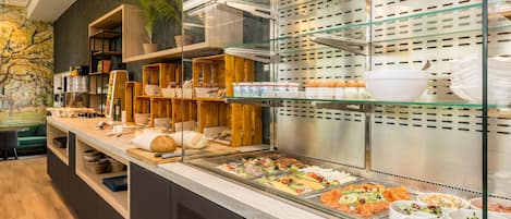Café da manhã completo todos os dias (EUR 17.5 por pessoa)