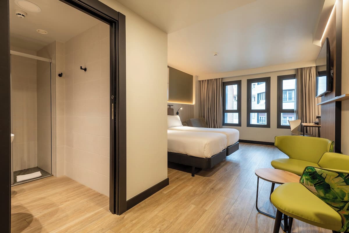 Quarto triplo superior | Escrivaninha, quartos à prova de som, Wi-Fi de cortesia, roupa de cama