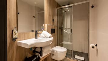 Quarto triplo superior | Banheiro | Chuveiro, chuveiro com efeito de chuva