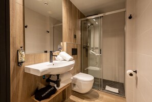 Quarto Triplo Superior | Casa de banho | Um polibã, um chuveiro fixo 