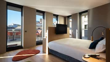 Corner Deluxe Terrace | Minibar, cofre com capacidade para portátil, secretária