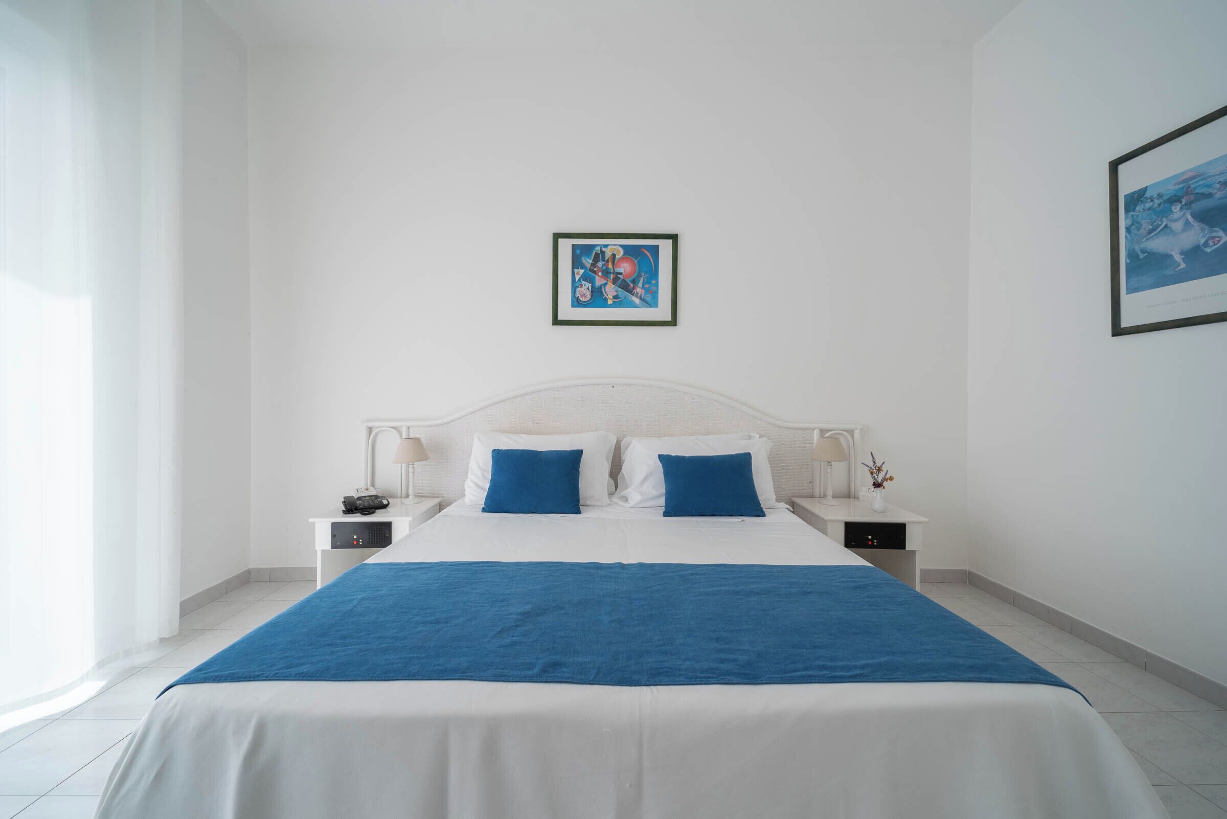Frigobar, cofres nos quartos, Wi-Fi de cortesia, roupa de cama