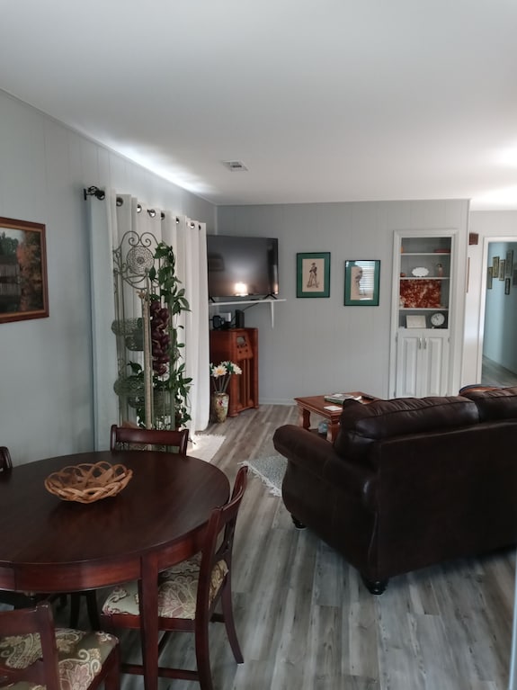 Cozy Hideaway In Town - Lowell, AR