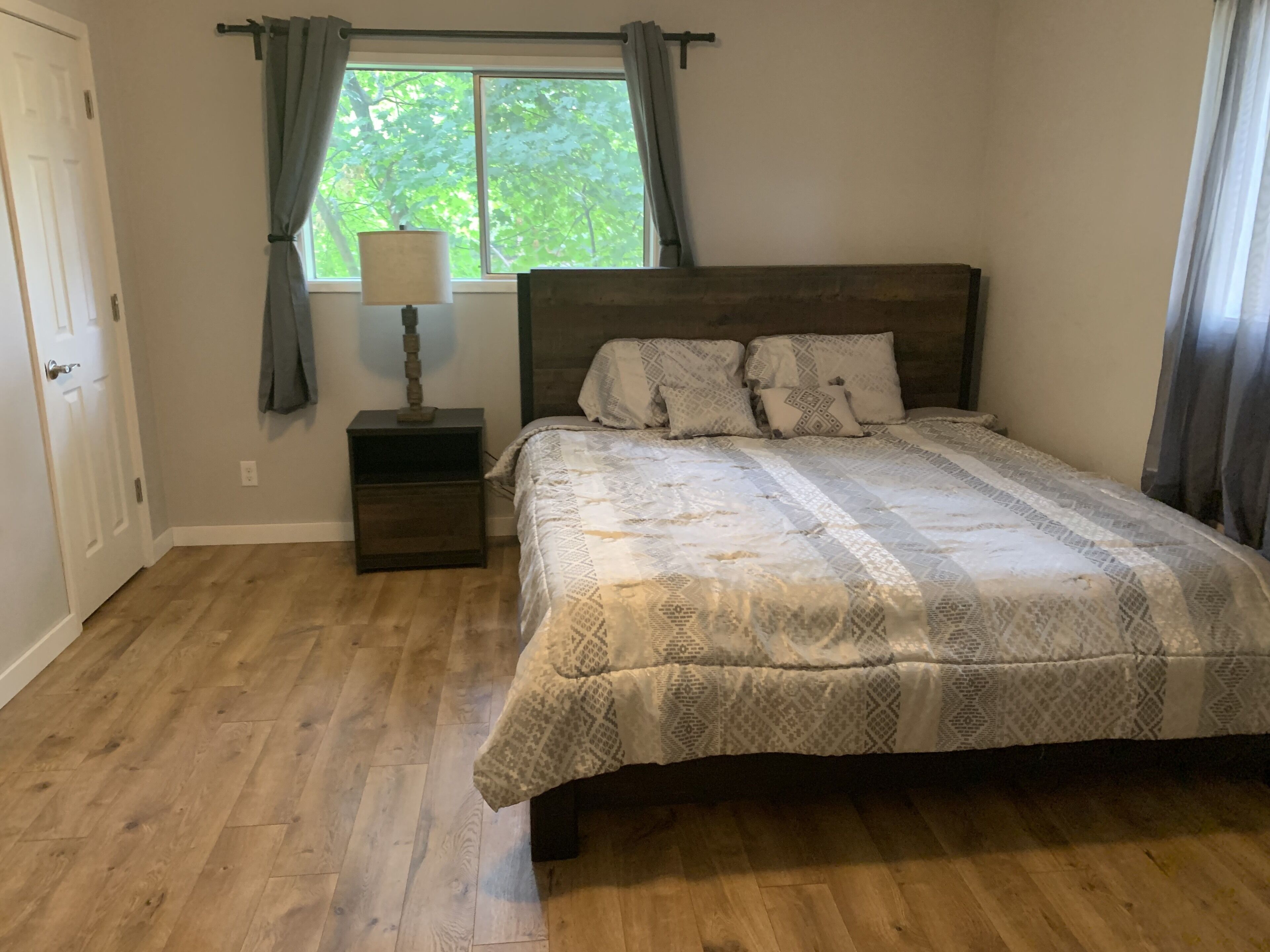 Cozy And Centrally Located. Spacious Home With Fenced Backyard And 5 Beds. - La Grande, OR