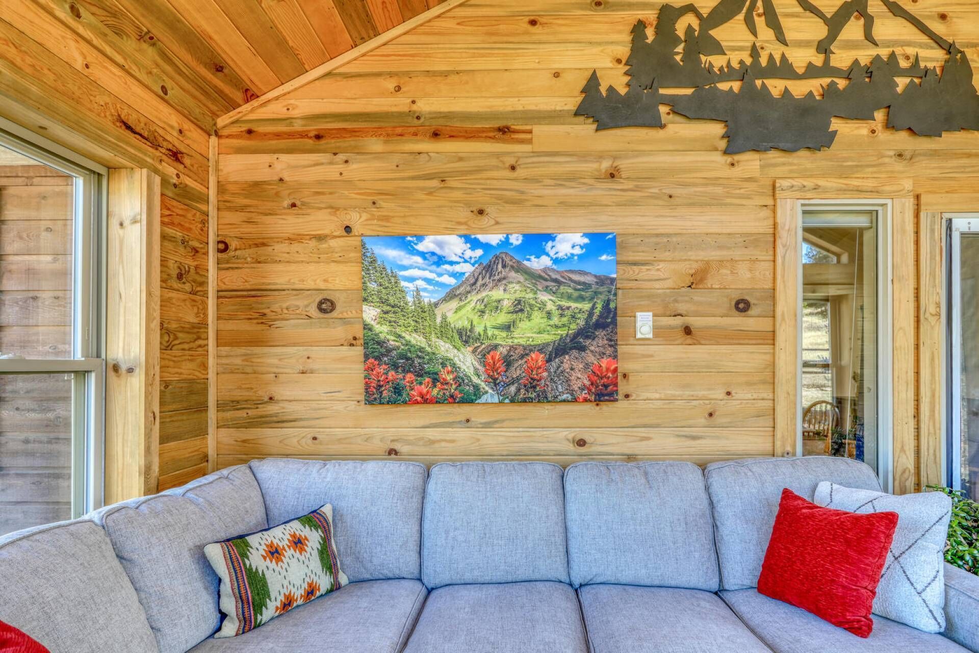 Sweet Retreat: Bright Home With Sunroom, Fireplace, Fenced Yard, Mountain Views, Near Hot Springs - Pagosa Springs, CO