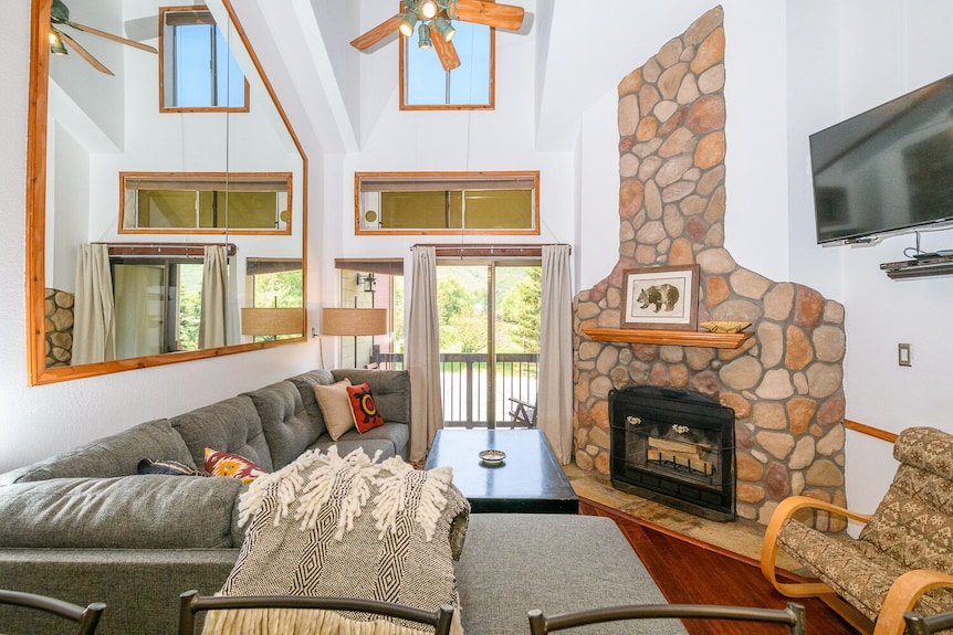 Beautiful Snowcrest Condo, Walk To Lift, Grocery, Restaurants, Free Bus Line! - Cecret Lake