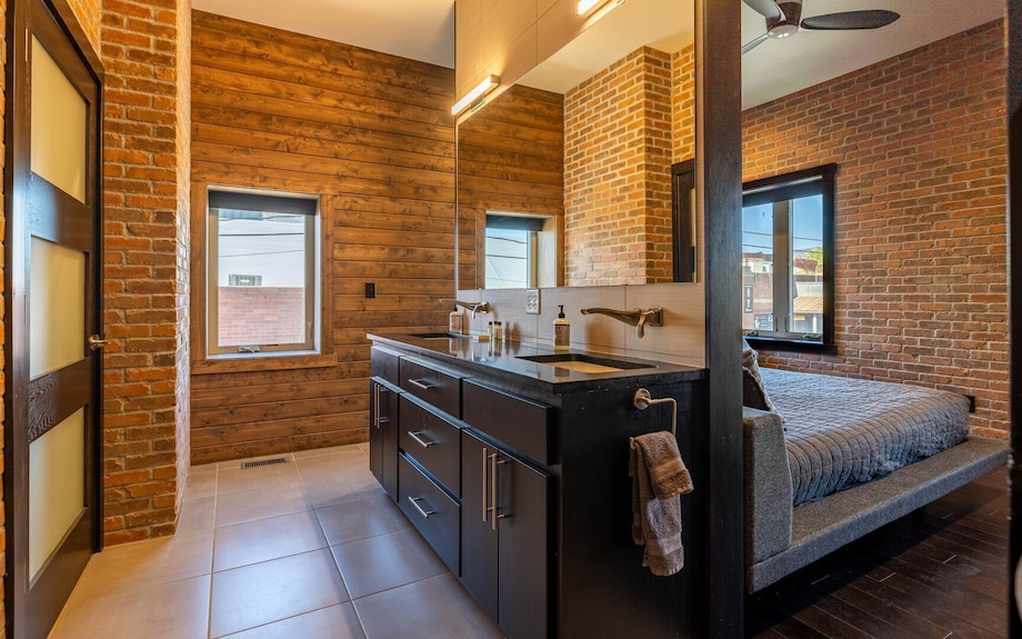 Downtown Loft- Great Downtown Location With Rooftop Deck And Modern Interior - Cody