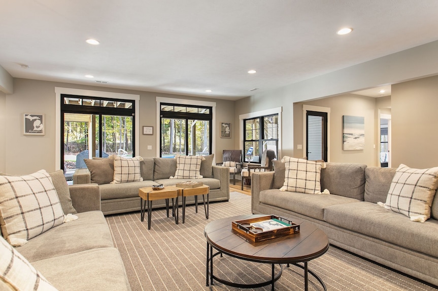 Lux House | Private Pool & Hot Tub + Close To Lake - 홀랜드