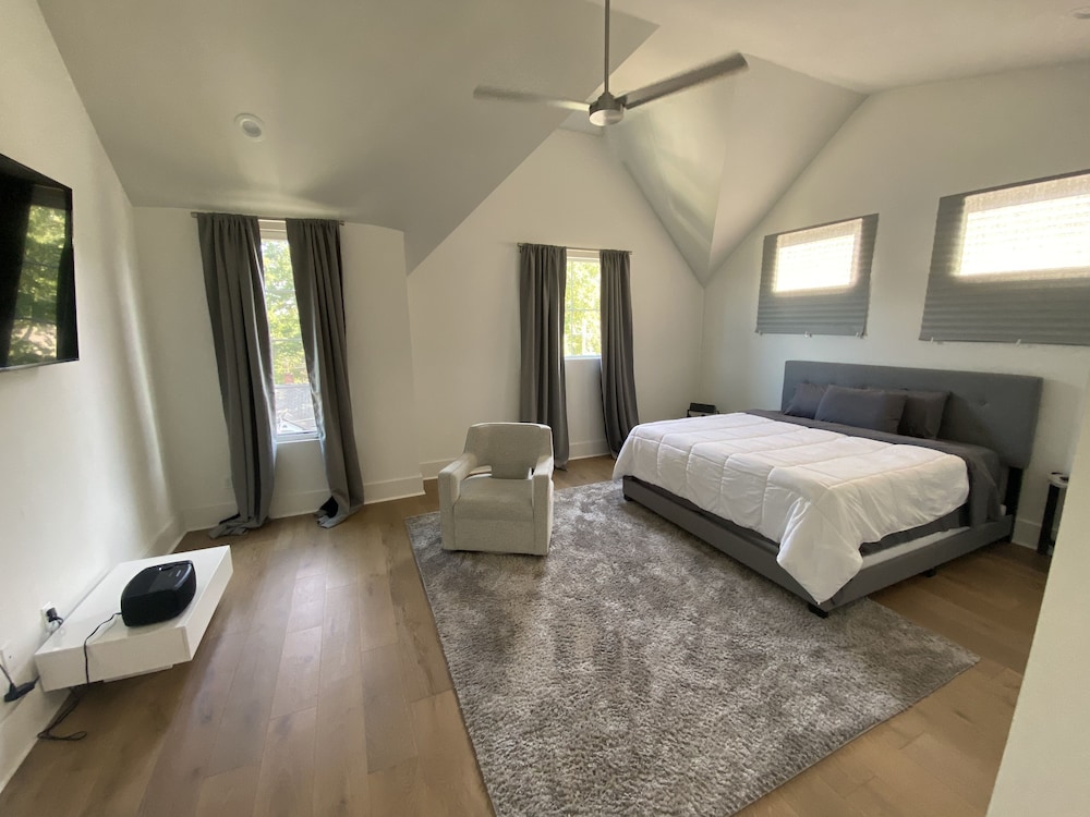 Modern Luxury House With Prime Time Convenience - Tallahassee
