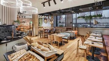 Café da manhã com buffet todos os dias (PLN 85 por pessoa)