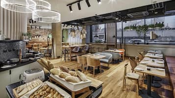 Café da manhã com buffet todos os dias (PLN 62 por pessoa)