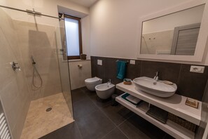 Apartamento, 2 quartos, frigorífico | Casa de banho | Um polibã, artigos de higiene pessoal grátis, um secador de cabelo 