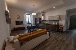 Apartamento, 2 quartos, frigorífico | Sala | TV de ecrã plano 