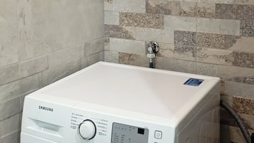 Apartamento, 3 quartos, sacada, vista para a cidade | Banheiro | Produtos de toalete grátis, secador de cabelo, toalhas de banho