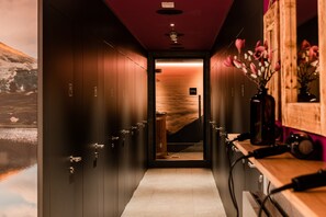 Female Only - Swiss Capsule (upper level) | Casa de banho | Um polibã, um secador de cabelo, toalhas fornecidas