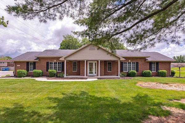 Quiet, Spacious & Convenient Ranch Home Just Southeast Of Downtown No Pets - Kokomo, IN