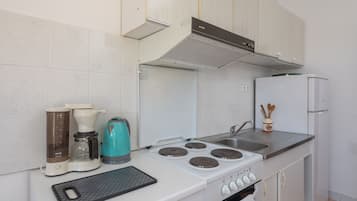 Apartamento | Cozinha privada | Um frigorífico, um forno, uma placa de cozinha, uma cafeteira/bule