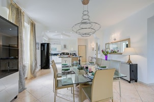 Apartamento Familiar, 2 quartos, varanda (Silvy Apt Salò | Charming & Near) | Restaurantes
