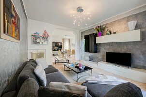 Apartamento Familiar, 2 quartos, varanda (Silvy Apt Salò | Charming & Near) | Sala de estar | Televisor