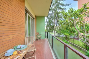 Apartamento família, vários quartos (Silvy Apt Salò | Charming & Near) | Sacada