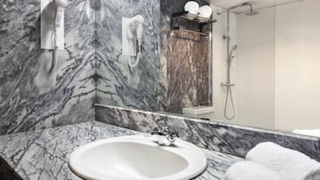 Chuveiro, chuveiro com efeito de chuva, secador de cabelo, bidê