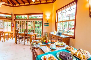 Café da manhã com buffet grátis todos os dias