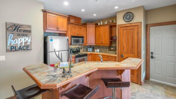 Apartamento Deluxe em Condomínio Fechado, 2 quartos, banheira de hidromassagem grande (2 Bedrooms) | Cozinha privada | Um micro-ondas, um forno, uma cafeteira/bule, uma chaleira elétrica 