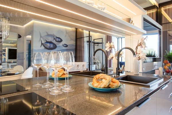 Apartamento Premium, 3 quartos, varanda, vista para o rio | Cozinha privada | Um frigorífico, uma placa de cozinha, uma chaleira elétrica