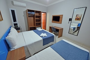 Quarto Triplo Premium | Minibar, secretária, Wi-fi grátis, roupa de cama fornecida