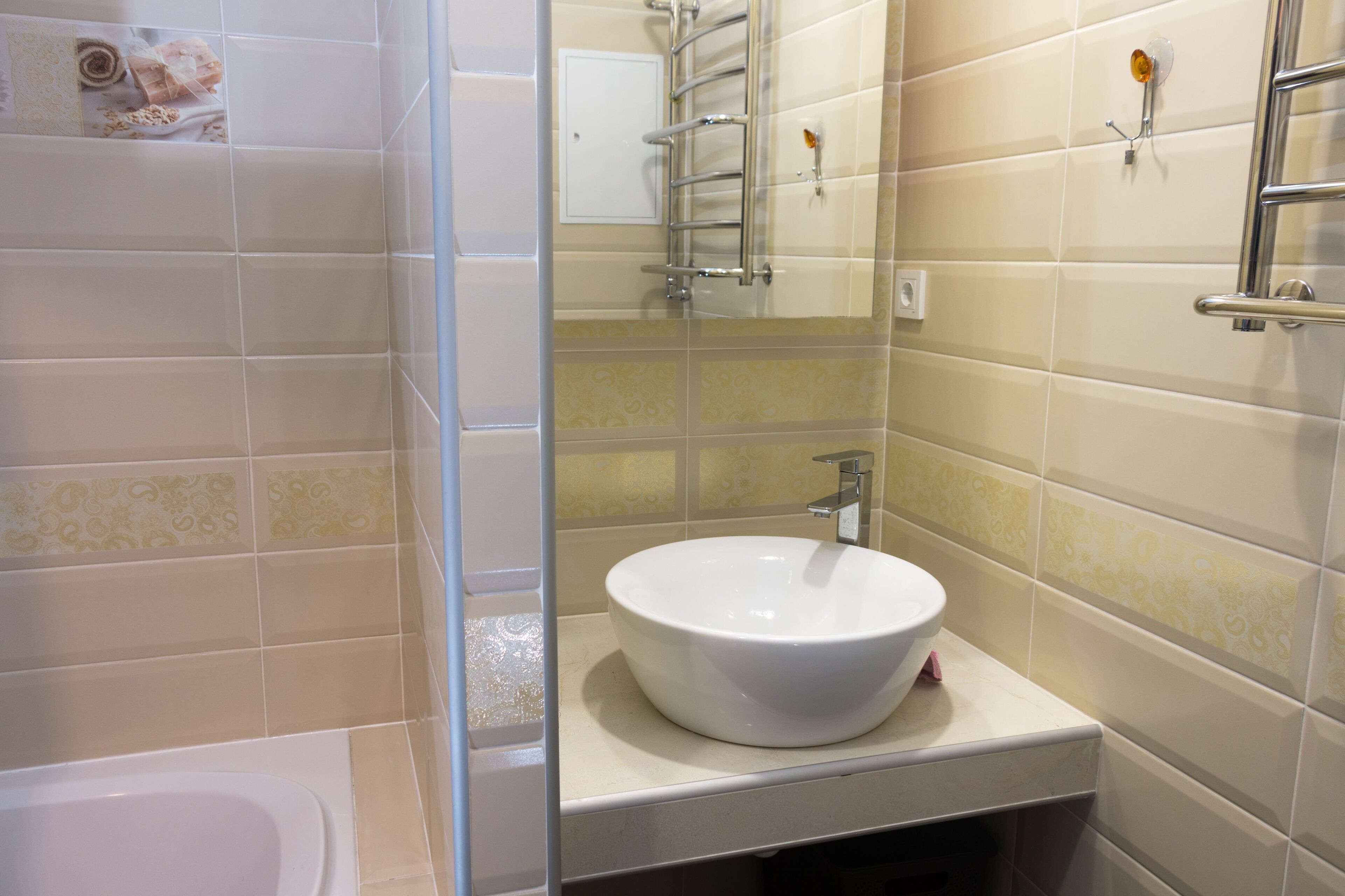 Apartamento design | Banheiro | Chuveiro, produtos de toalete grátis, secador de cabelo, sabonete