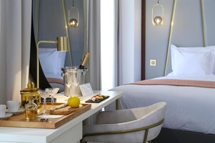 Minibar, cofre com capacidade para portátil, secretária 