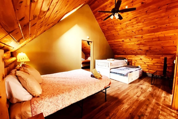 Pet Friendly And 0.5 Miles To Beach - Lake Harmony, PA