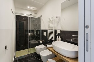 Apartamento Cidade | Casa de banho | Um polibã, um secador de cabelo, sabão, champô