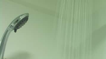 Estúdio Económico | Casa de banho | Um polibã, um secador de cabelo, toalhas fornecidas, sabão