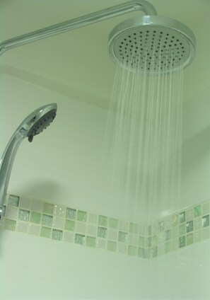 Estúdio econômico | Banheiro | Chuveiro, secador de cabelo, toalhas de banho, sabonete